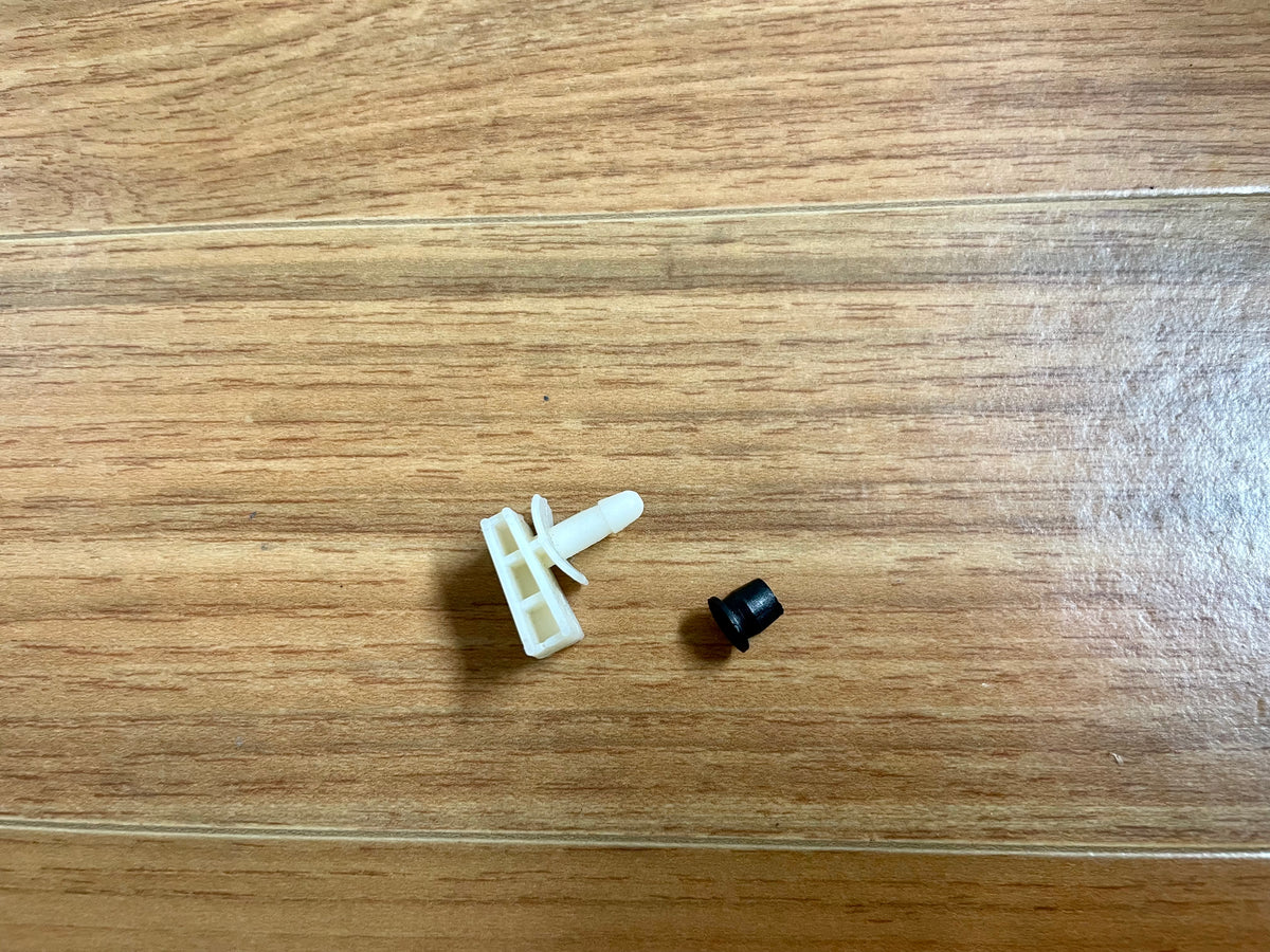 Lower Rear Windscreen Clip Pair – Early Falcon Spares