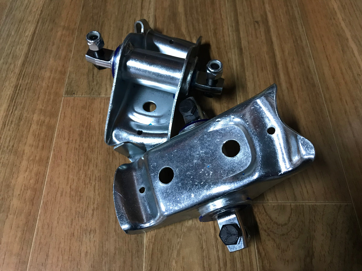 New Urethane Spring Saddle Pair – Early Falcon Spares